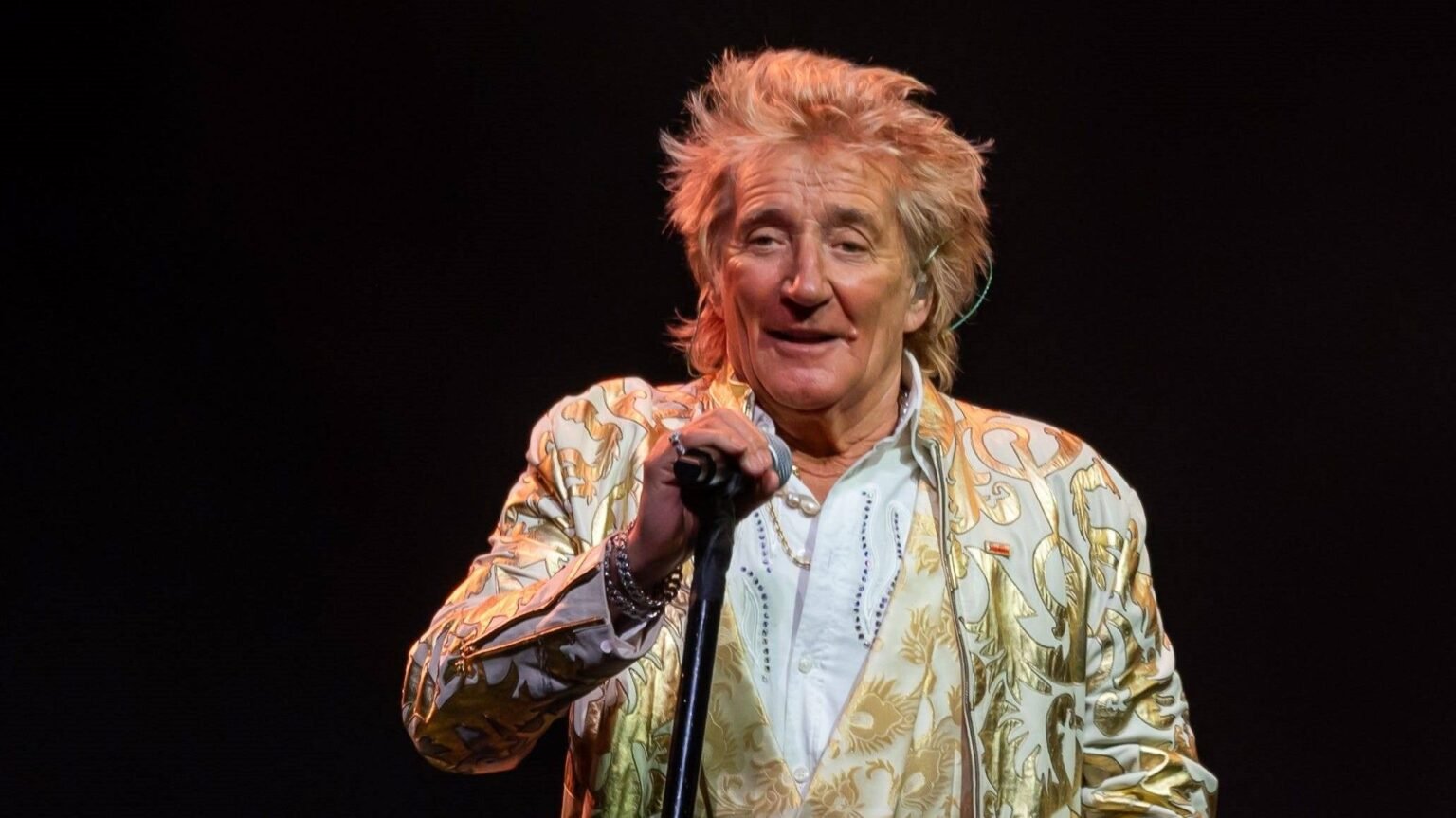 Rod Stewart Keeps a Promise: Fulfills Fan’s Dream at Hometown Concert – The Black Mania